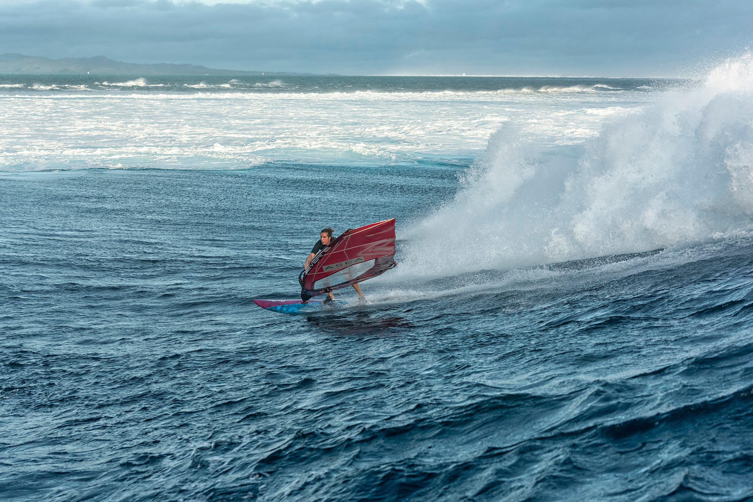 Federico Morisio batte il campione del mondo di windsurf wave alle Fiji