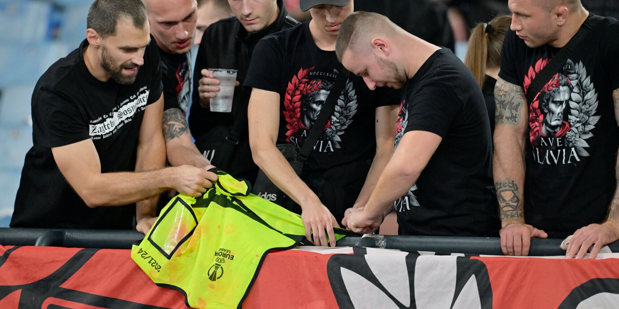 Roma, ultras Slavia Praga folli: scontri, feriti e arresti. Cosa è successo