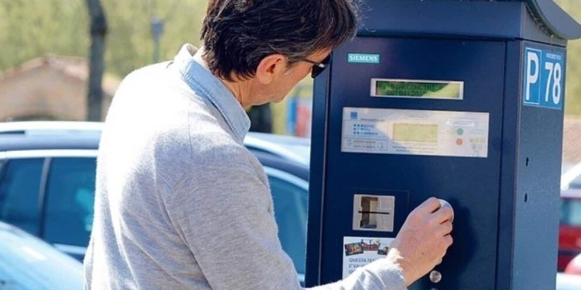 Sosta fuori dalle strisce blu, viene multato ma il giudice gli dà ragione