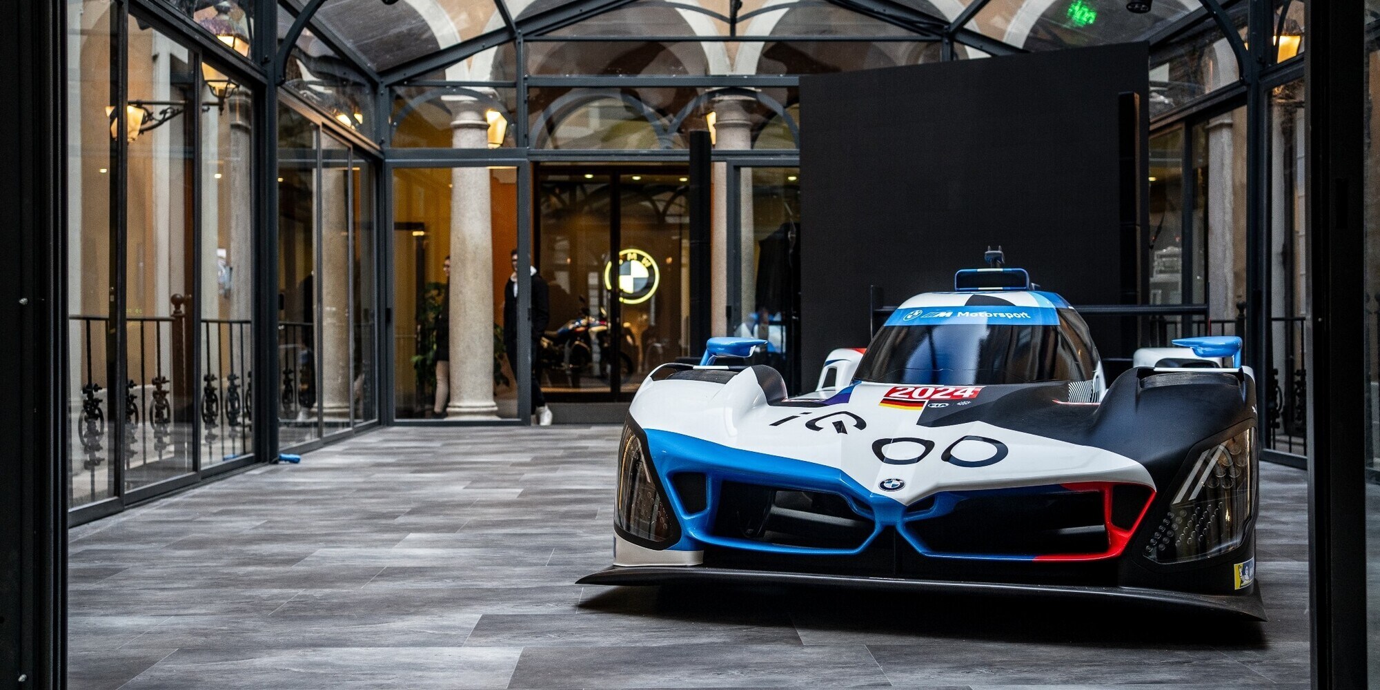 BMW, a Milano la Hypercar che sogna Le Mans