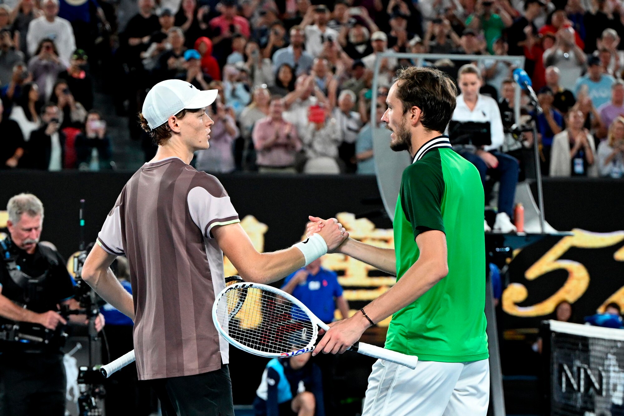 Sinner batte Medvedev sotto gli occhi di Ana de Armas: la finale per ...