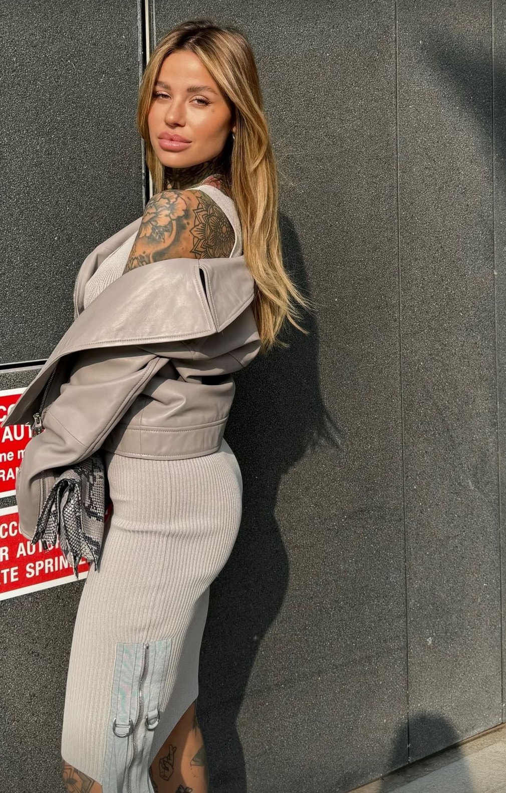 Lady Theo Hernandez incanta alla Milano Fashion Week