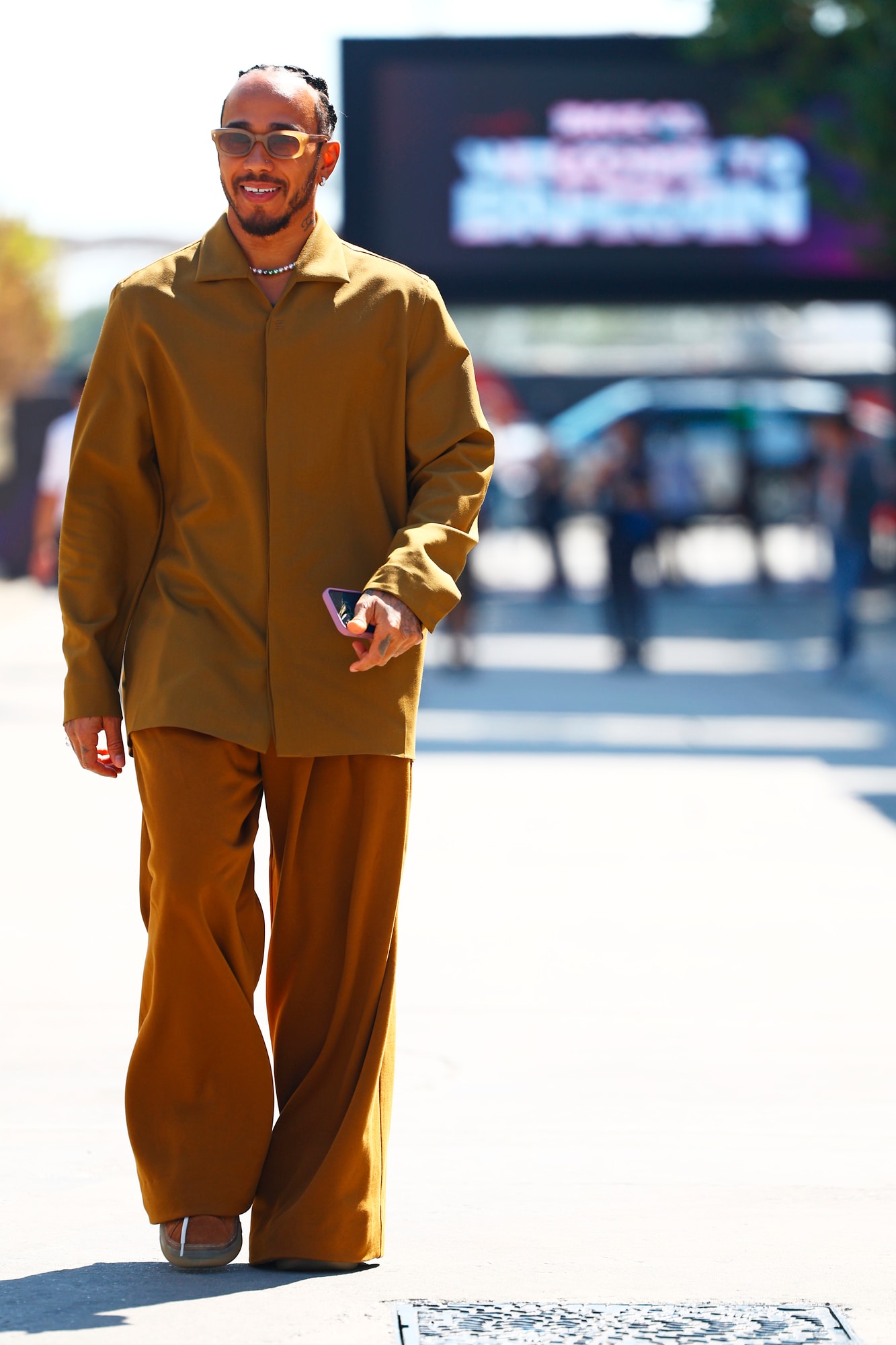 Hamilton sempre più fashion: l'ultimo look stravagante per il Bahrein