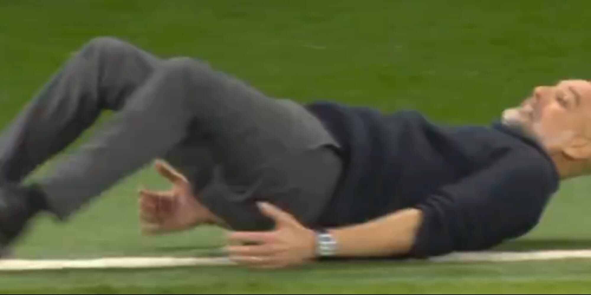 Guardiola a terra diventa già un meme: "Ho problemi alla schiena"