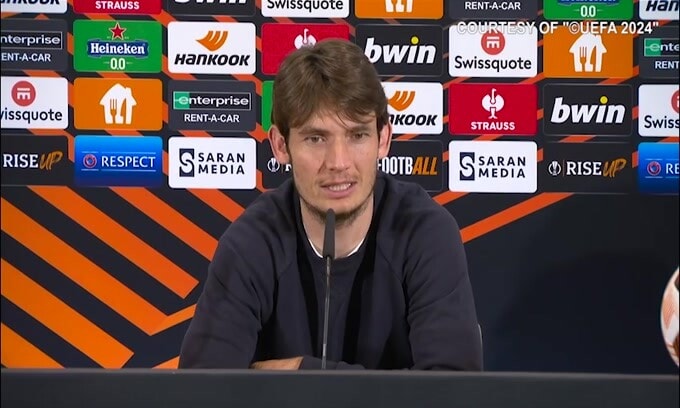 De Roon a letto con la coppa: "Un nuovo amore". La moglie replica così