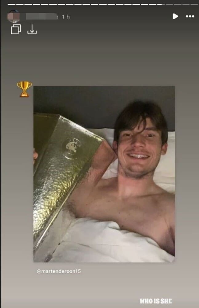 De Roon a letto con la coppa: "Un nuovo amore". La moglie replica così