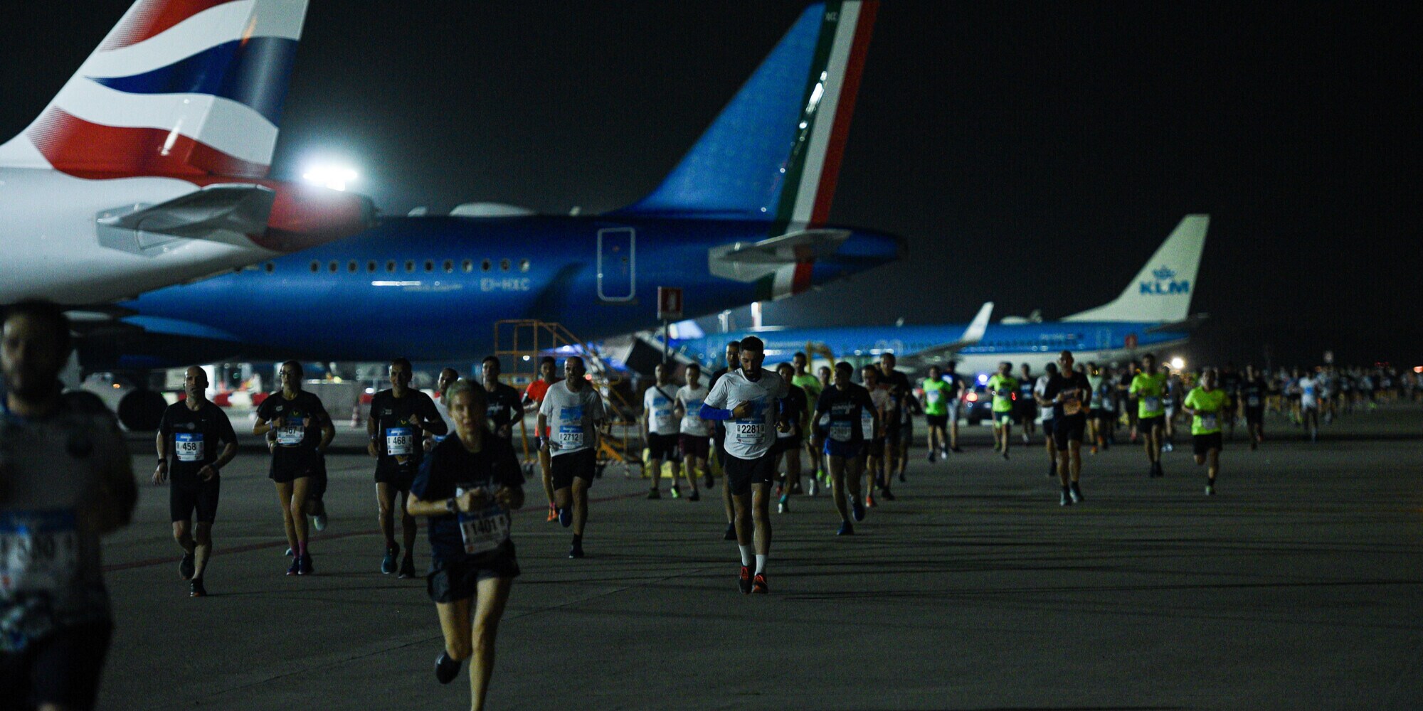 Festa e spettacolo in pista nella notte con Milano Linate Runway Run