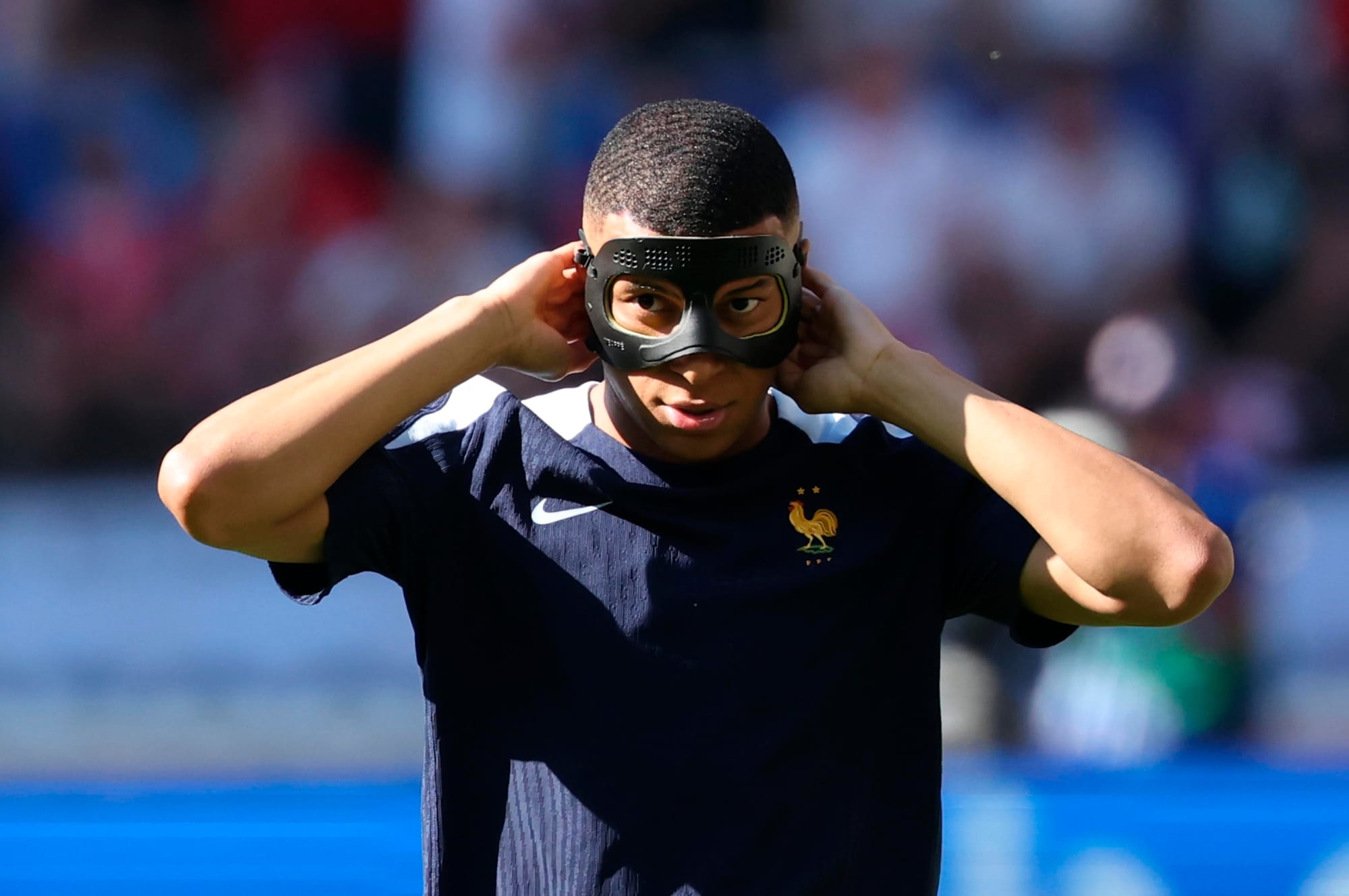 Mbappé in versione 'Donatello': con la maschera per Francia-Polonia