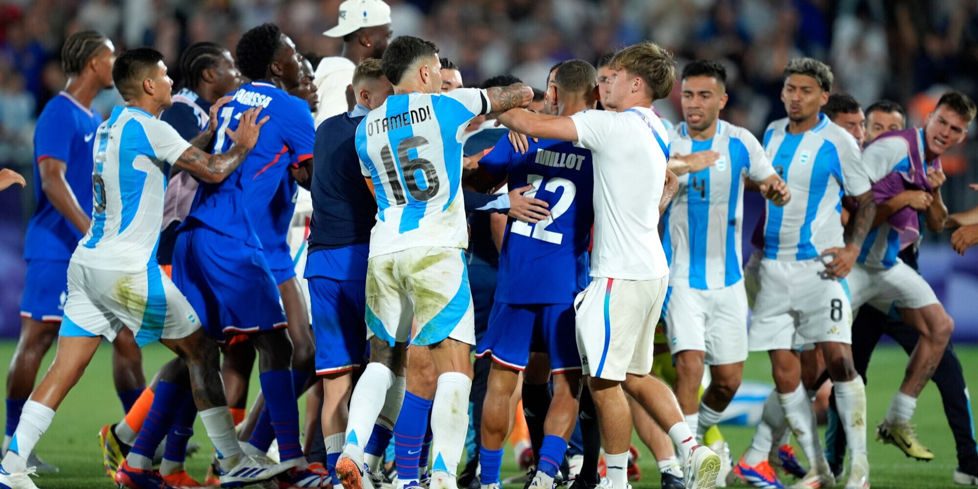 Francia-Argentina finisce male, rissa in campo e non solo: cosa è successo