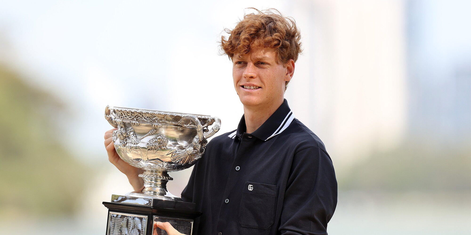 Sinner campione all'Australian Open: baci al trofeo e sorrisi dopo il ...