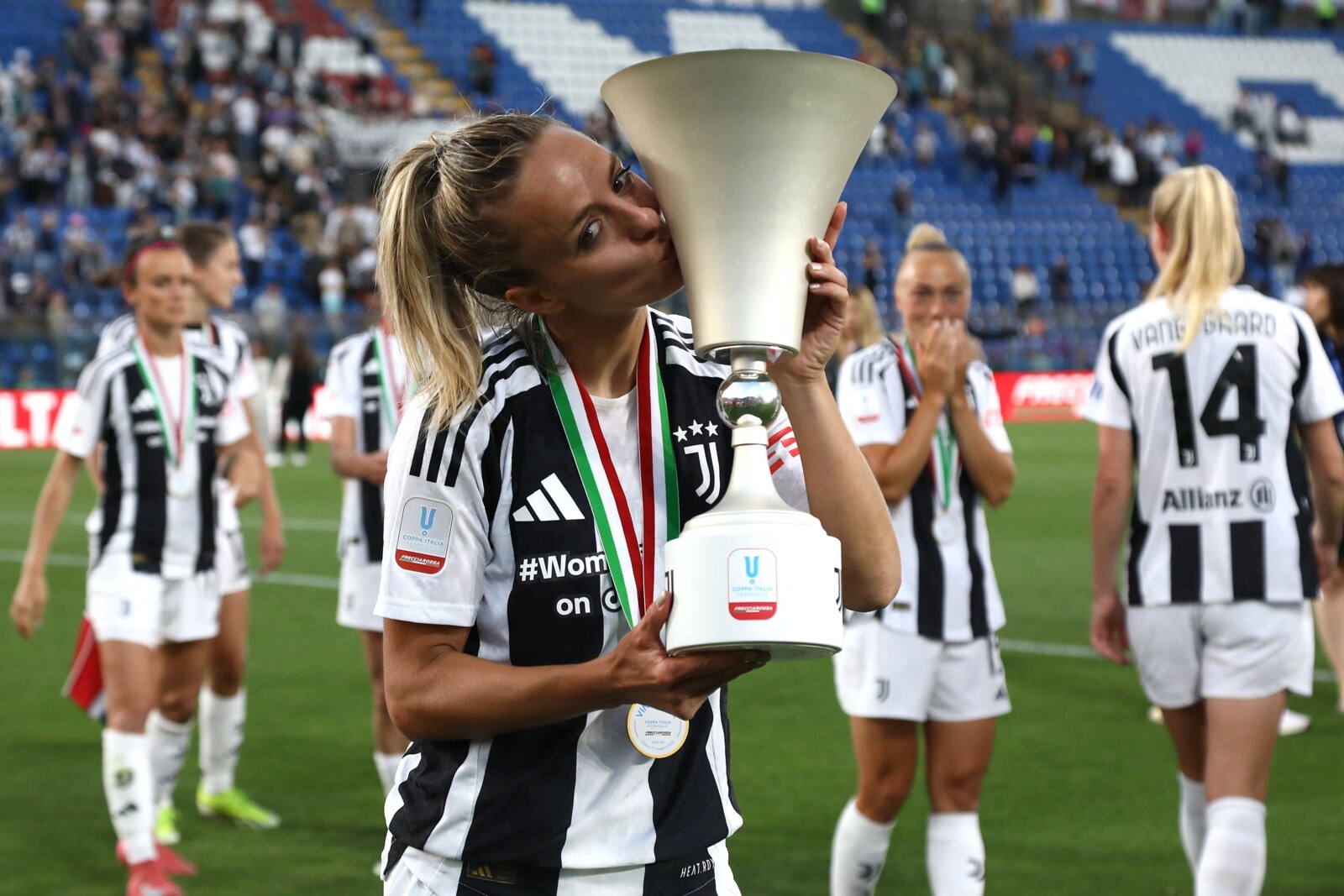 Juve Women, è festa grande! Girelli scatenata, Rosucci bacia la coppa
