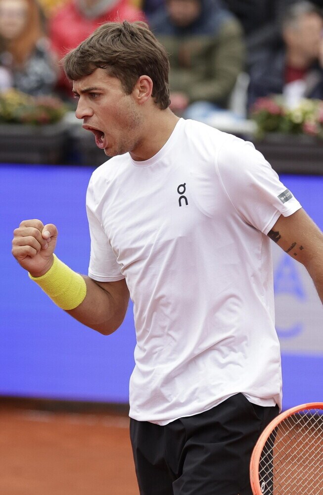 Cobolli in finale ad Amburgo! Etcheverry ribaltato al 3º set. Djokovic a un passo dai 100 Atp