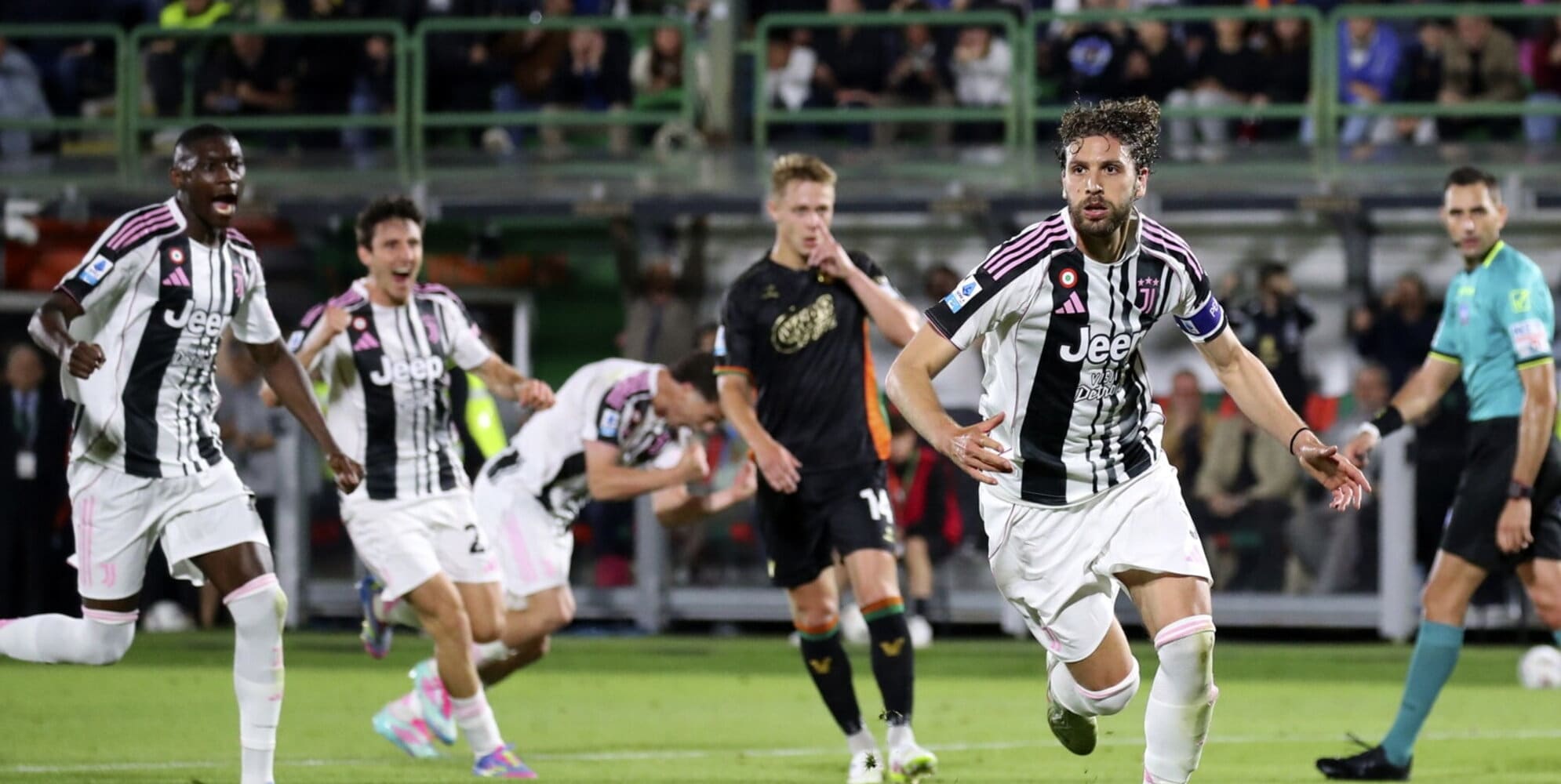 "Ripartiamo da qui", il coro dei giocatori Juve dopo la vittoria a Venezia