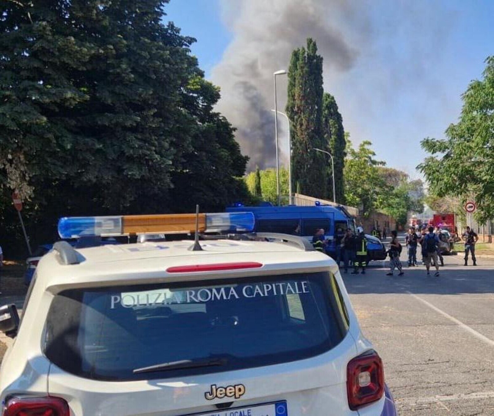 Roma nel caos, esplode un distributore di benzina: ci sono feriti