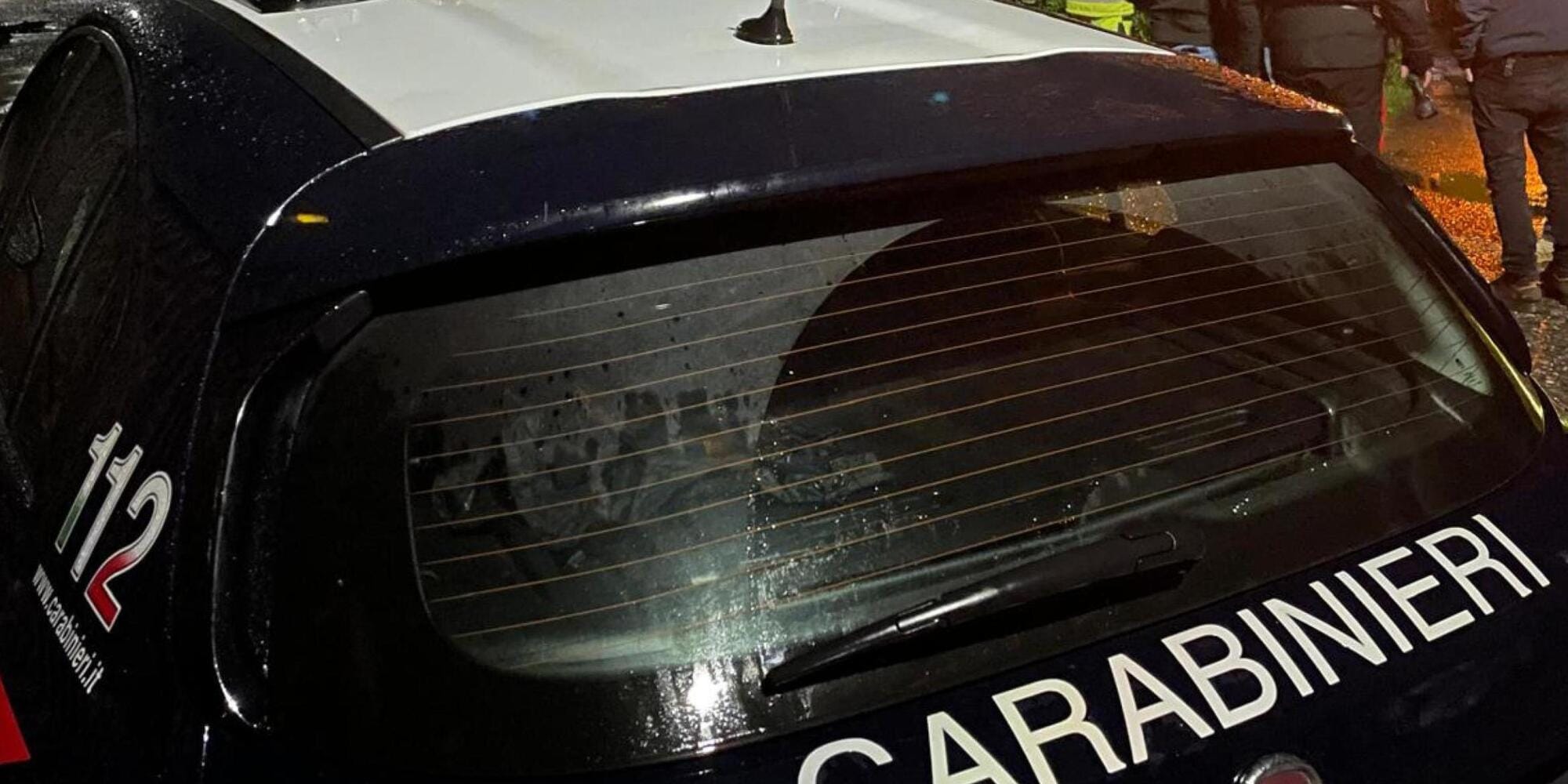 Entra in casa durante festa e spara, una donna uccisa