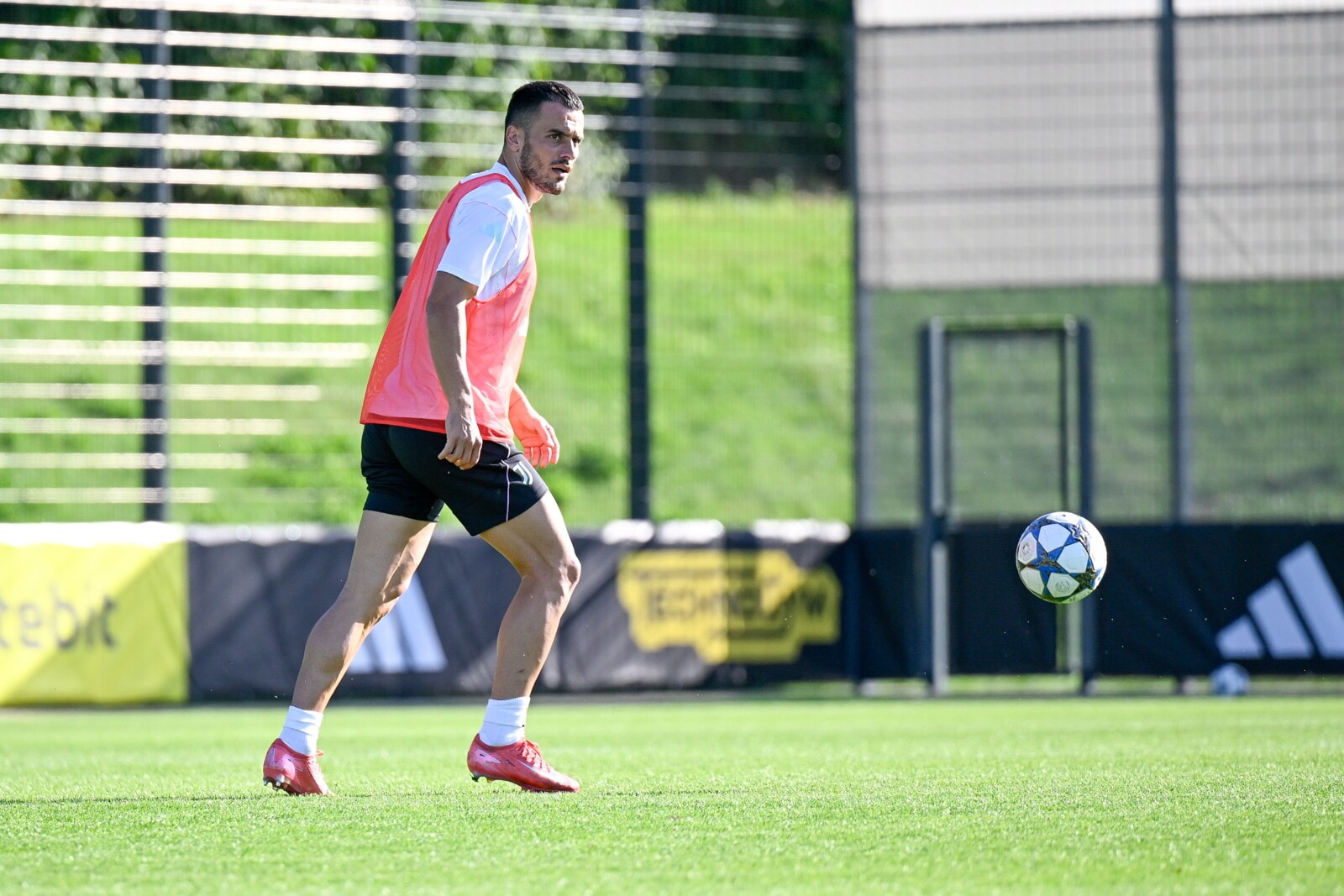 La Juve pronta per il Dortmund: allenamento, nuovo outfit e Scanavino ...