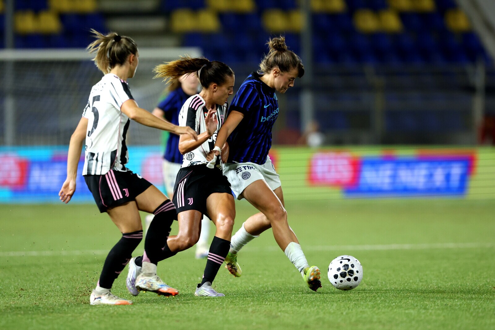 Cambiaghi e Schatzer decisive: la Juve Women manda ko l'Inter e vola in ...