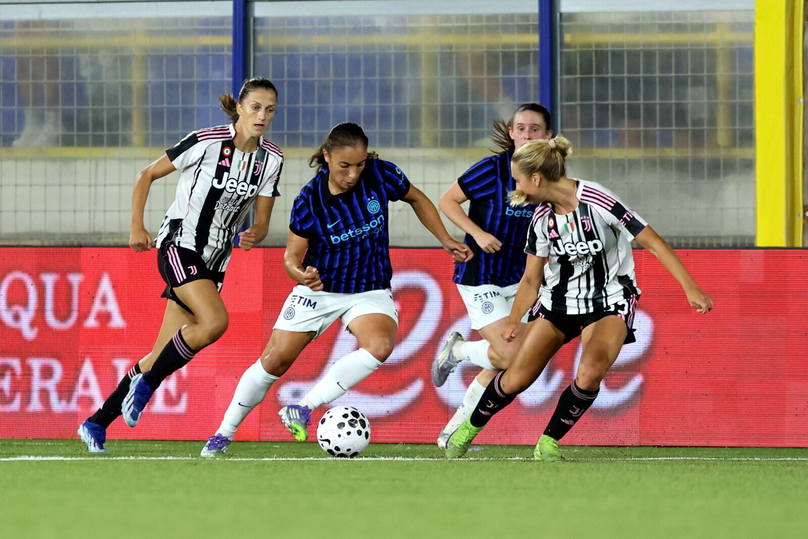 Cambiaghi e Schatzer decisive: la Juve Women manda ko l'Inter e vola in ...