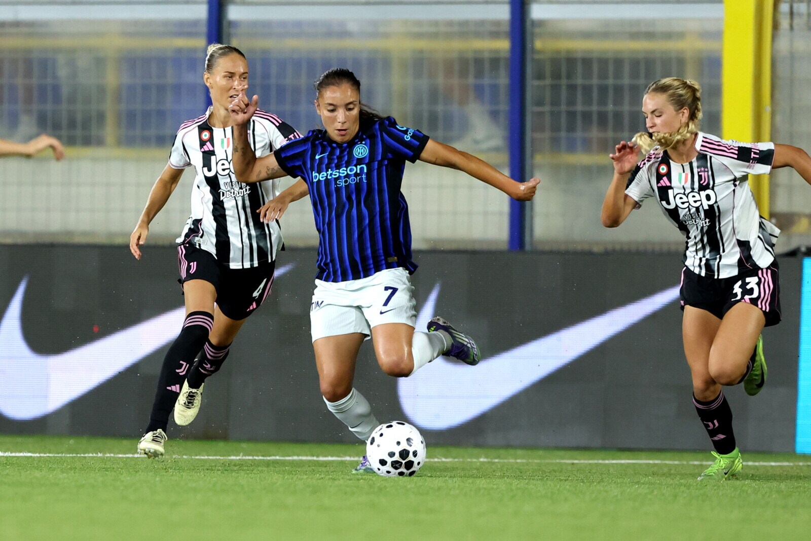 Cambiaghi e Schatzer decisive: la Juve Women manda ko l'Inter e vola in ...