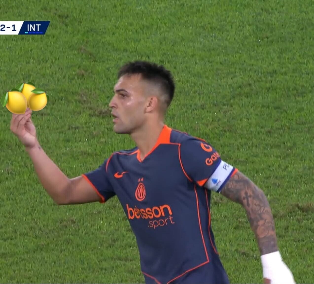 Conte-Lautaro, il match lo giocano i social tra pere, babbà e parrucchini