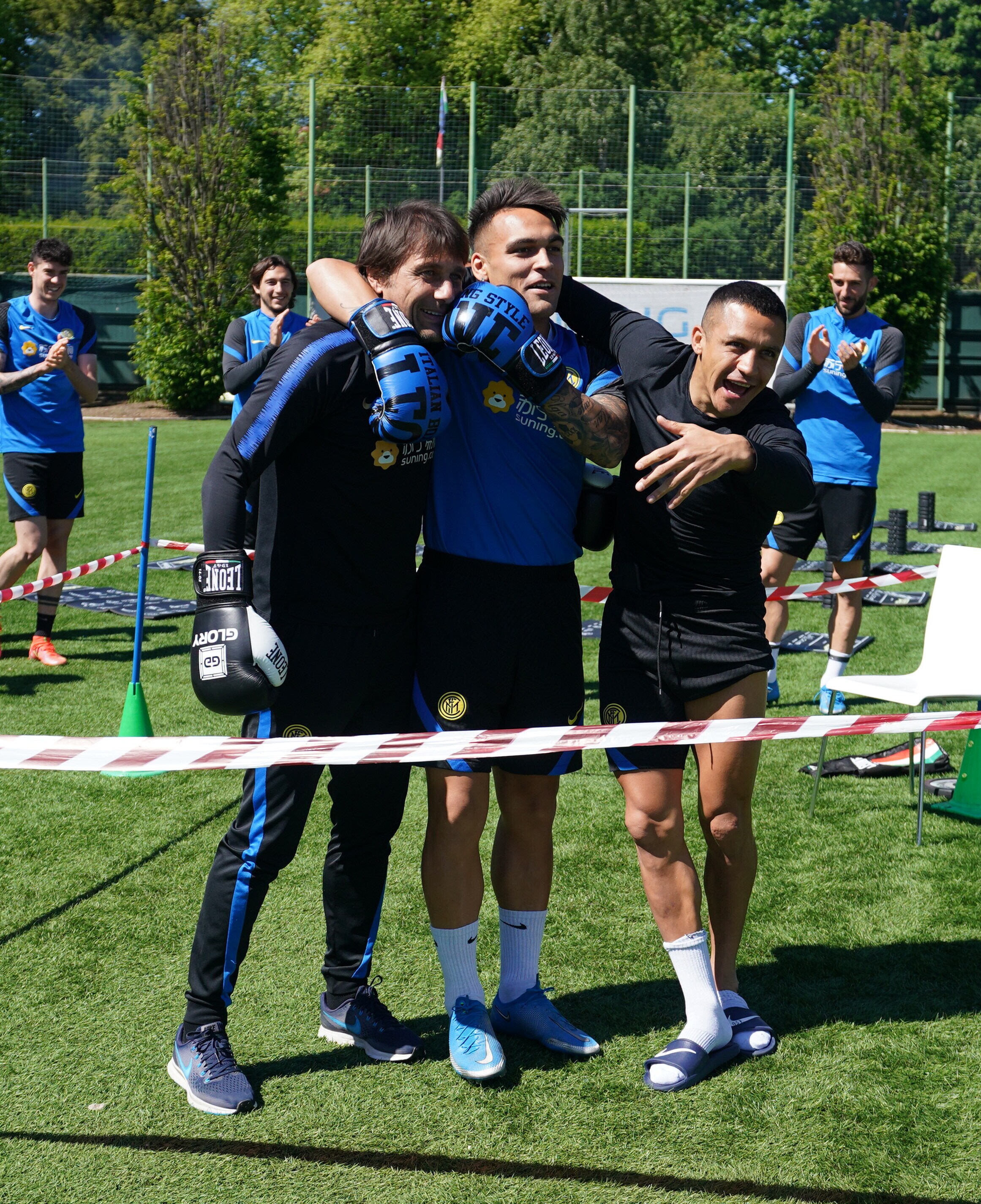 Conte-Lautaro, il match lo giocano i social tra pere, babbà e parrucchini