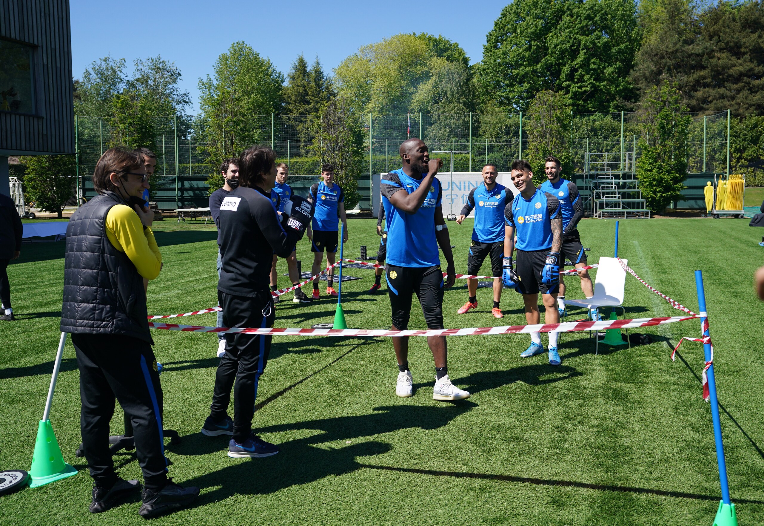 Conte-Lautaro, il match lo giocano i social tra pere, babbà e parrucchini