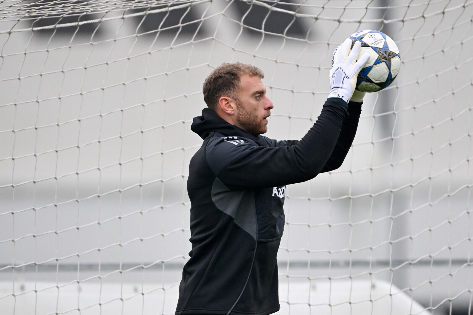 La Juve pronta al freddo di Bodo, maschere e cappucci: li riconoscete ...