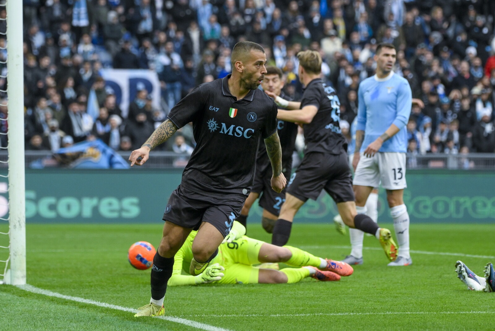 Lazio-Napoli è un ring: 3 espulsi! Spinazzola e Rrhamani decidono il ...