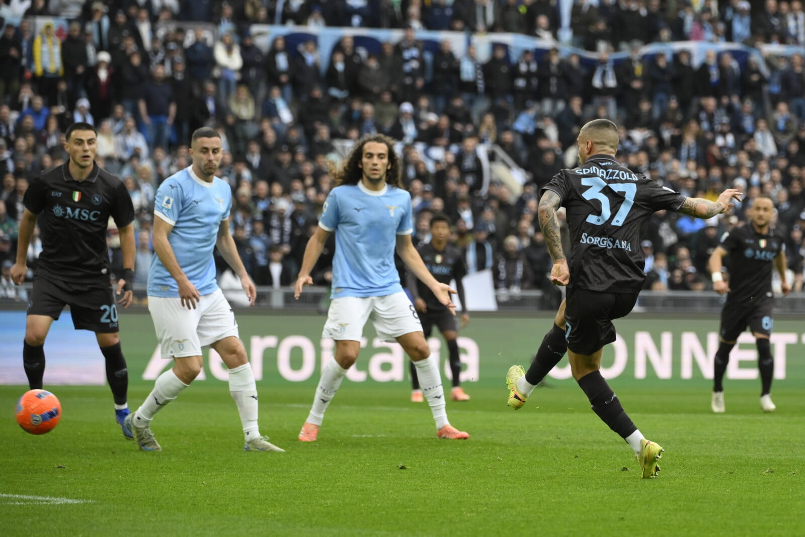 Lazio-Napoli è un ring: 3 espulsi! Spinazzola e Rrhamani decidono il ...