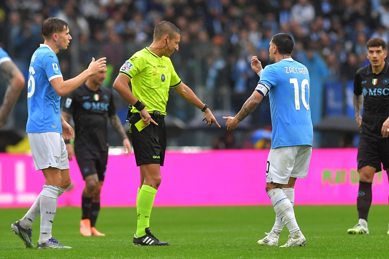 Lazio-Napoli è un ring: 3 espulsi! Spinazzola e Rrhamani decidono il ...