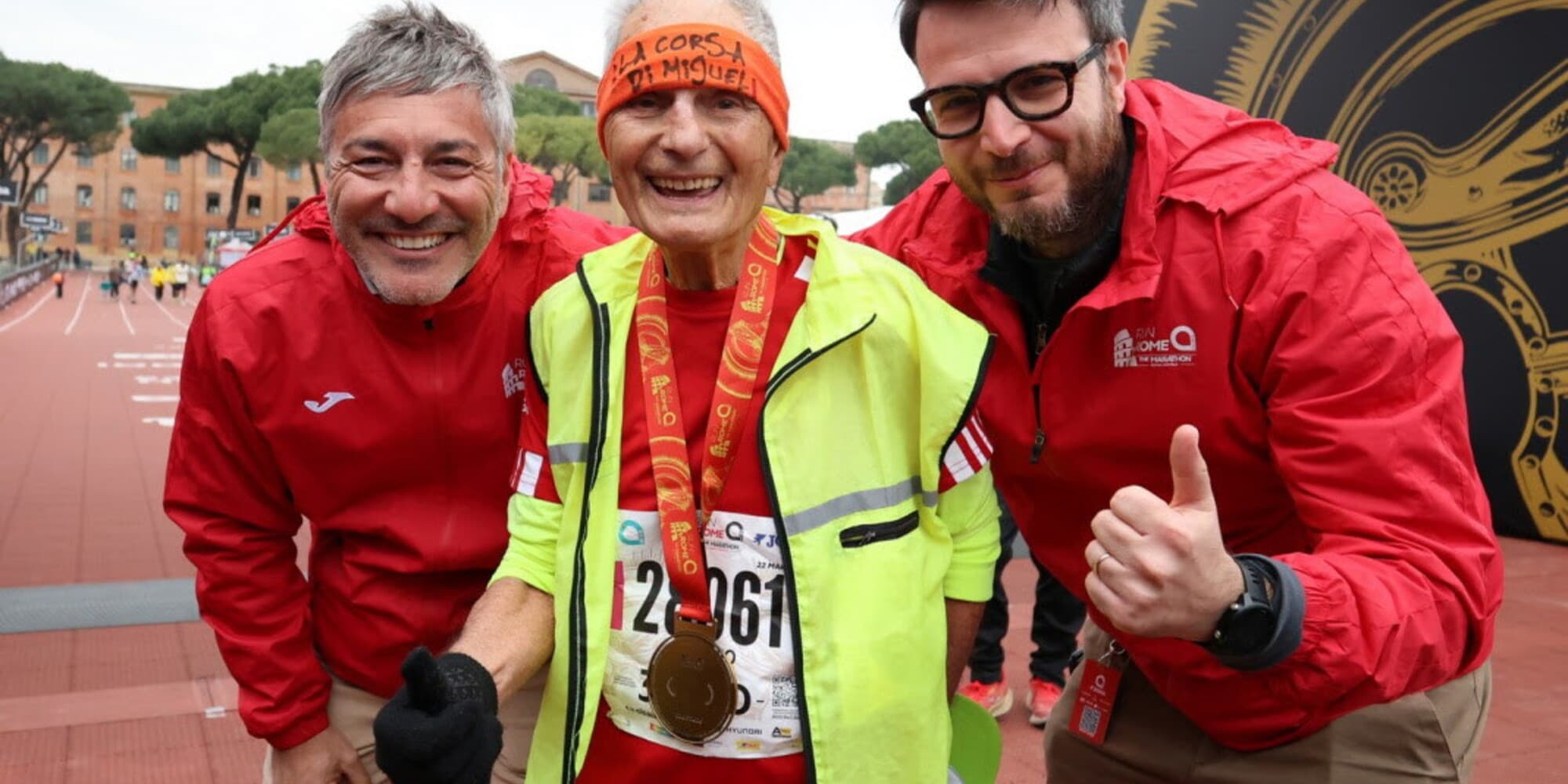 Il 93enne Antonio Rao al traguardo della 31^ Acea Run Rome The Marathon