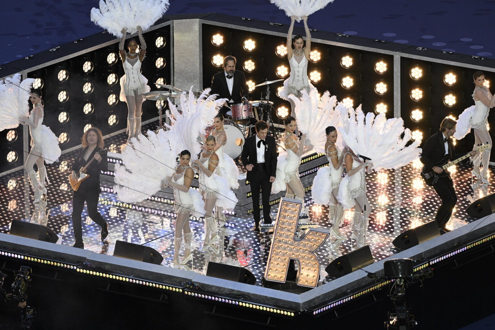 Coreografie, look assurdi e... robot! Lo spettacolo della finale di ...