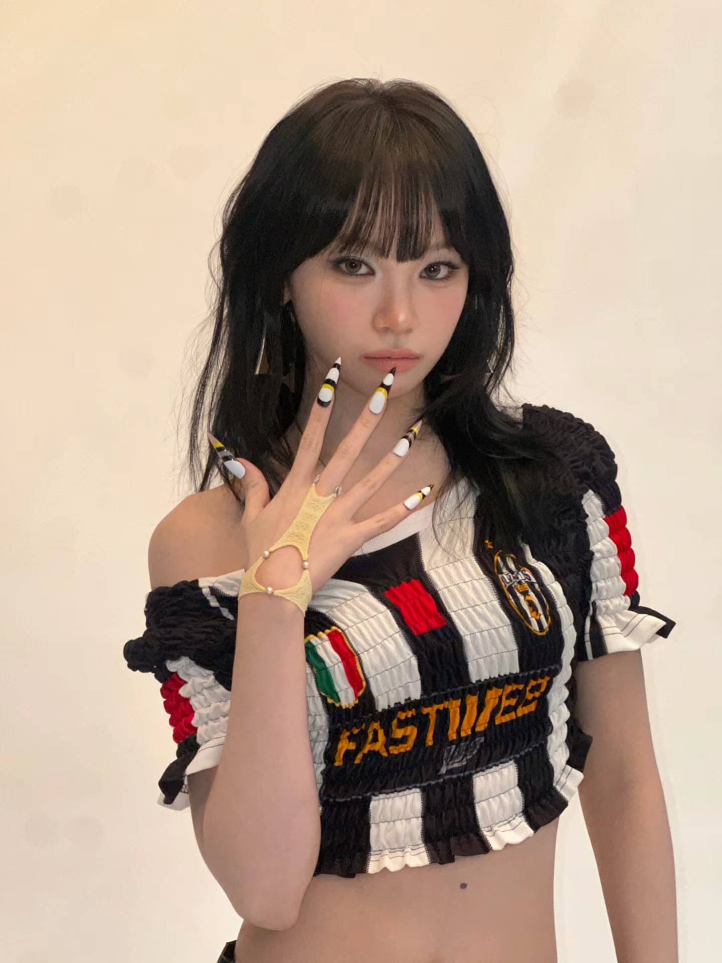 La star asiatica che veste Juve fa impazzire i tifosi: chi è Kim Chae-Won