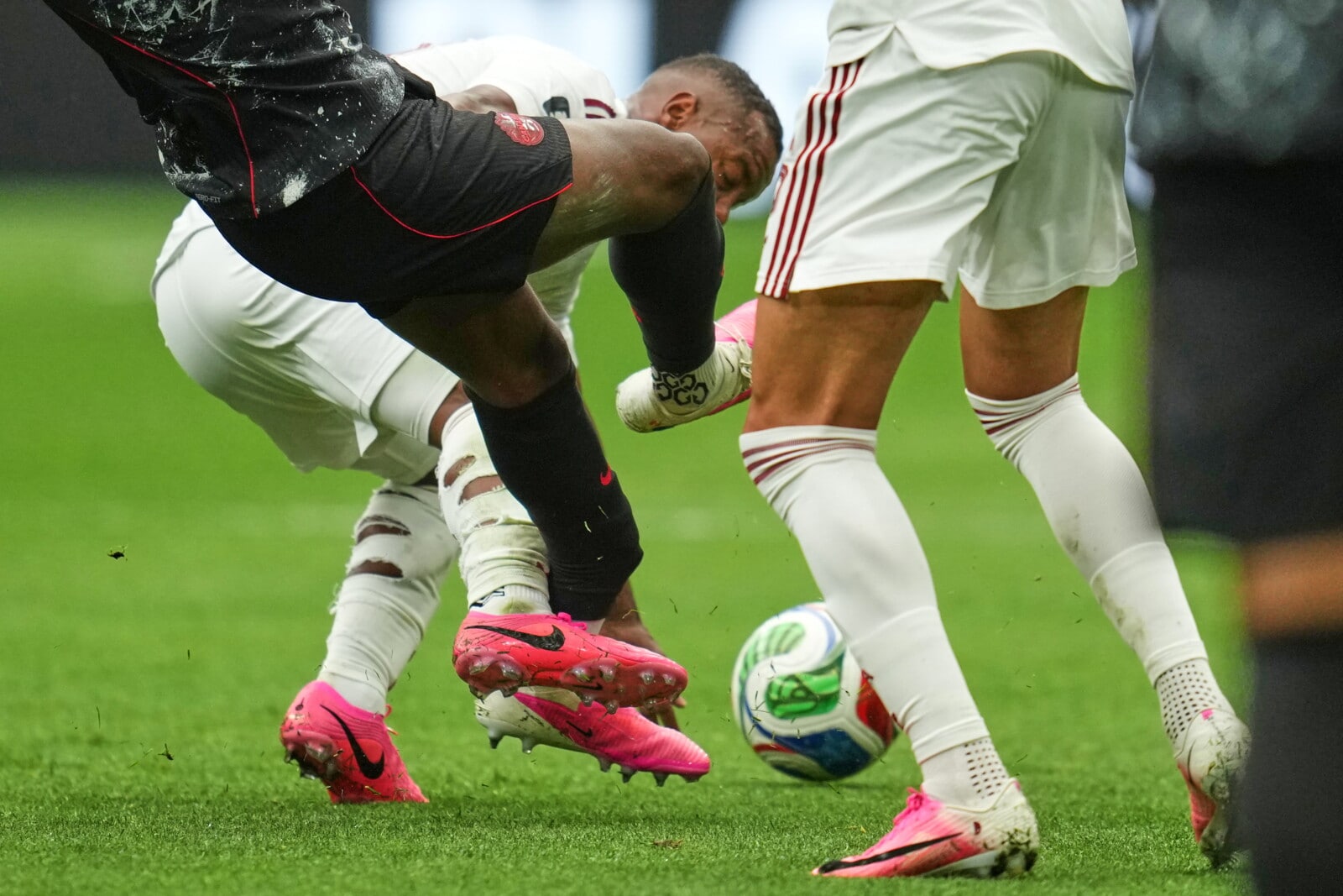 Kone shock, si spezza la gamba dopo un fallo: David e il Canada in lacrime
