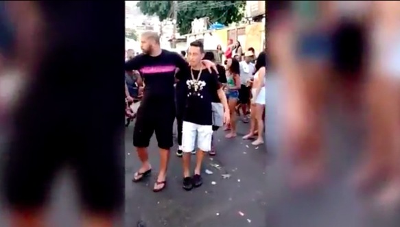 Adriano ubriaco in giro per Rio de Janeiro