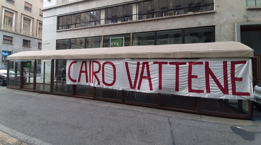 Torino, striscione contro Cairo: "Vattene"