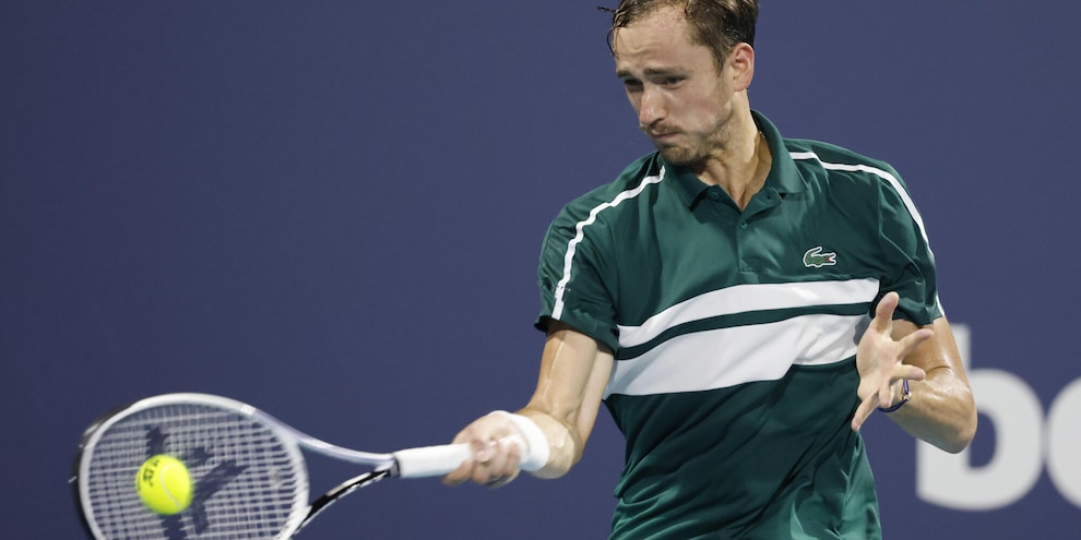 Medvedev ha il Coronavirus: deve lasciare il Masters di Montecarlo