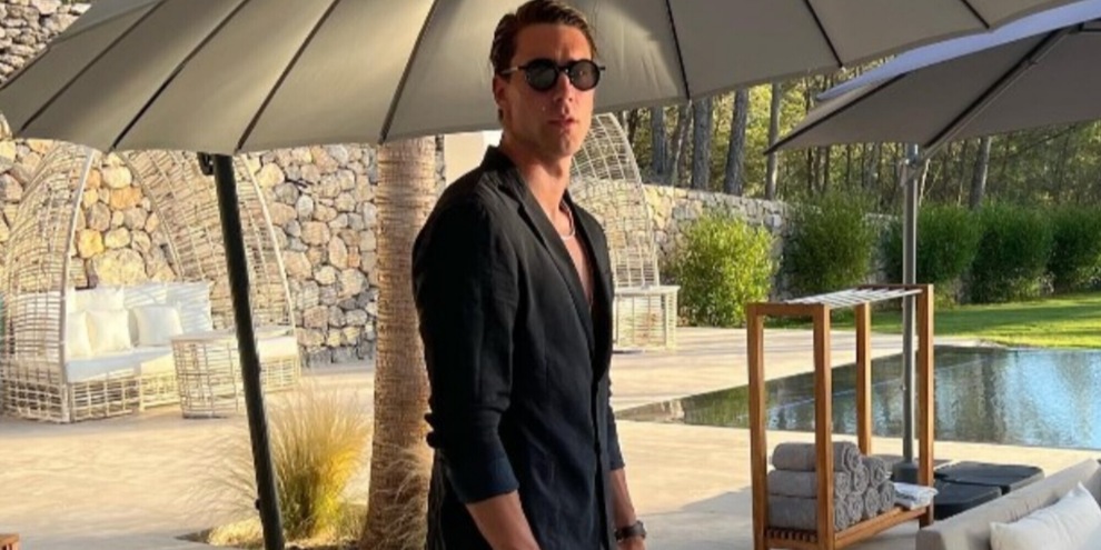 Juve, Vlahovic in vacanza ad Ibiza: il suo look scatena Chiesa e Perin
