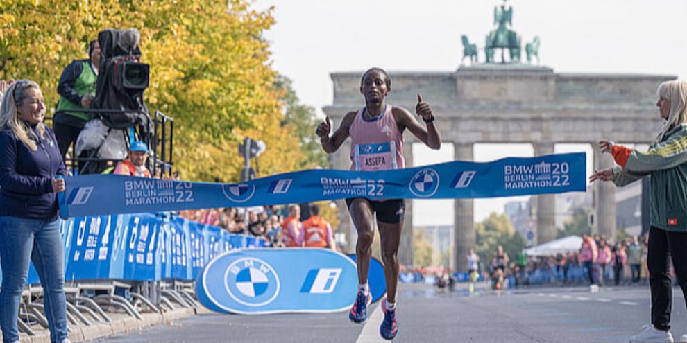 BMW Berlin Marathon, tra le donne vince Tigist Assefa in 2h15'37". Ed è ...
