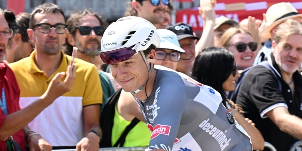 Vuelta 2025, Philipsen trionfa a Novara e si prende tappa e maglia rossa